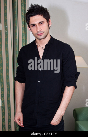 Dan Balan donnant une interview. La chanteuse moldave est célèbre pour ...