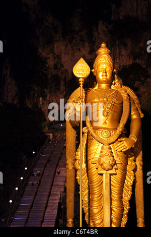Statue géante du dieu hindou Muruga à l'entrée de l'escalier des ...