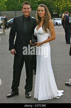 Gary Lucy et Natasha Gray Le Papillon Enfants Caudwell ballon tenu au ...