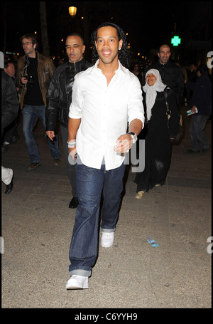 Le football brésilien Ronaldinho va parle sur son téléphone mobile tout ...