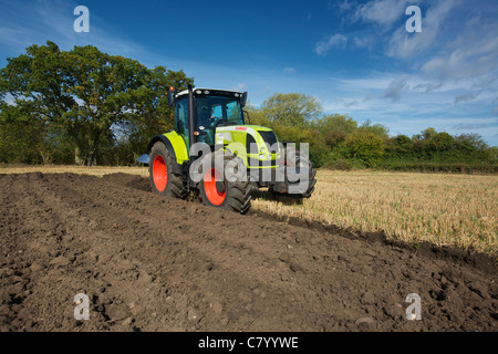 Champ de labour tracteur Claas ARION 640 Photo Stock - Alamy