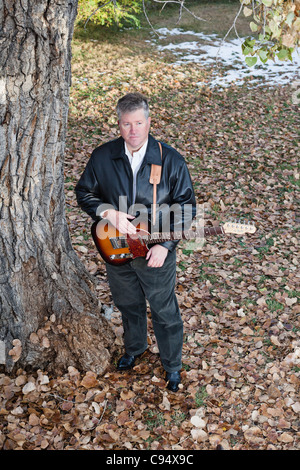 Un musicien pose avec sa guitare électrique Fender 1990 lors d'une ...