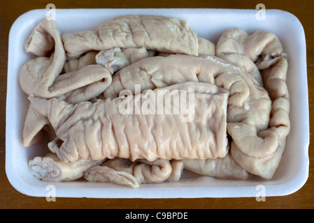 Intestin de porc cru ou Chitterlings prêt à cuisiner - un exemple de la ...