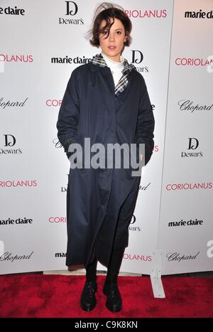 Alice Sainte-claire à arrivées de CORIOLANUS Première, le théâtre de ...