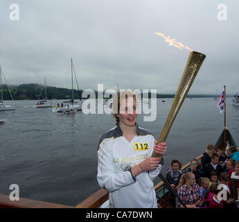 La flamme olympique traverse la flamme : Windermere sur Steam Boat il ...