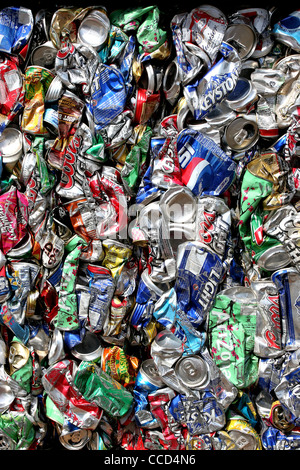 Canettes de boissons en aluminium recyclé compressé dans un bloc Photo ...