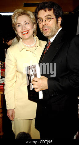 HILLARY RODHAM CLINTON ET (PDG DE BARNES ET NOBLE) STEVE RIGGIO ...