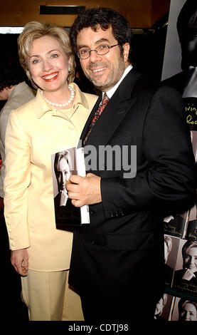 HILLARY RODHAM CLINTON ET (PDG DE BARNES ET NOBLE) STEVE RIGGIO ...