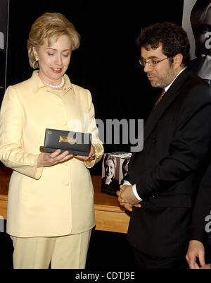 HILLARY RODHAM CLINTON ET (PDG DE BARNES ET NOBLE) STEVE RIGGIO ...