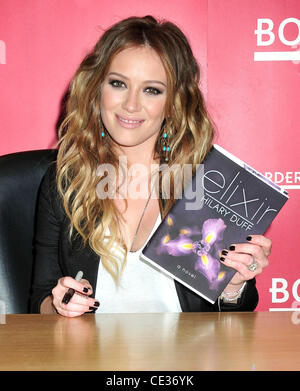 Hilary Duff, actrice/chanteuse, signe des exemplaires de son nouveau ...