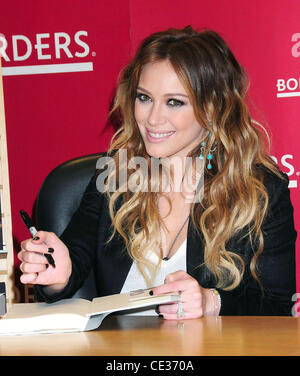 Hilary Duff, actrice/chanteuse, signe des exemplaires de son nouveau ...