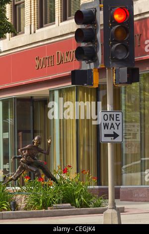 La sculpture en bronze Hey sur la rue de la ville avec un bâtiment ...