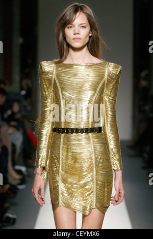 Balmain Paris Prêt à Porter Automne Hiver mannequin portant un animal ...