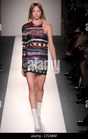 Balmain Paris Prêt à Porter Automne Hiver mannequin portant un animal ...