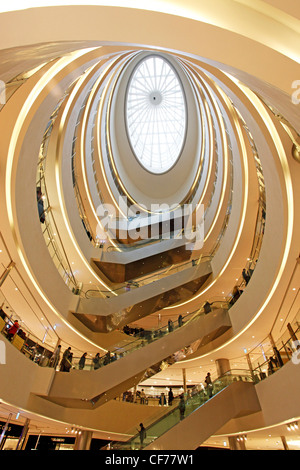 Escaliers mécaniques dans l'atrium du centre commercial Shinsegae, le ...