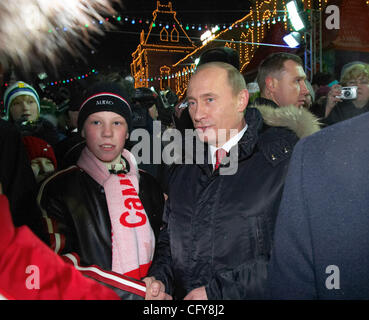 Russe Vladimir Poutine avec enfants à la patinoire sur la Place Rouge à ...