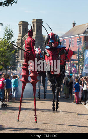 Des insectes géants qui marchent sur pilotis au festival Great Yarmouth ...