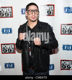Newly-crowned junior welterweight champion Wilfredo Benitez, center ...