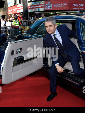 02/10/2011. L'Empire, Leicester Square, Londres. Rowan Atkinson arrive ...