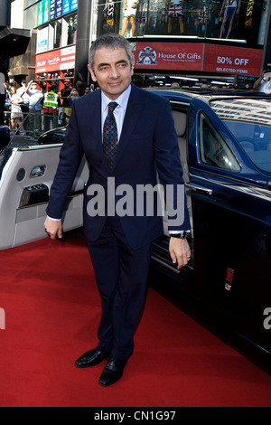 02/10/2011. L'Empire, Leicester Square, Londres. Rowan Atkinson arrive ...