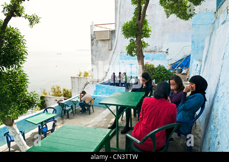 Maroc, Tanger : café Hafa. Terrasse face à la mer Photo Stock - Alamy