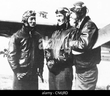 Le lieutenant-général Richard C. Mangrum, commandant adjoint du corps ...