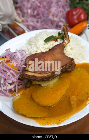 Servir le cochon d'Inde ou le Cuy au Market Stall Lima Pérou - un ...