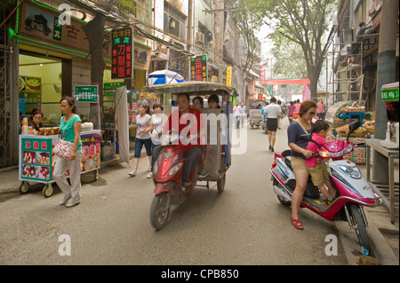 La Chine, XIAN : scène de rue typique sur une rue piétonne dans le ...