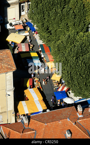 France Vaucluse Luberon Apt le marché dans une rue piétonne du centre ...