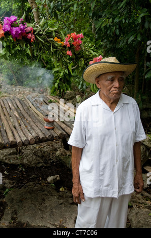 Un chaman Maya dirige une Hannal Pixan cérémonie de purification dans ...