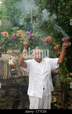 Un chaman Maya dirige une Hannal Pixan cérémonie de purification dans ...
