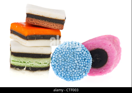 Bonbons réglisse anglais colorés isolé sur fond blanc Photo Stock - Alamy
