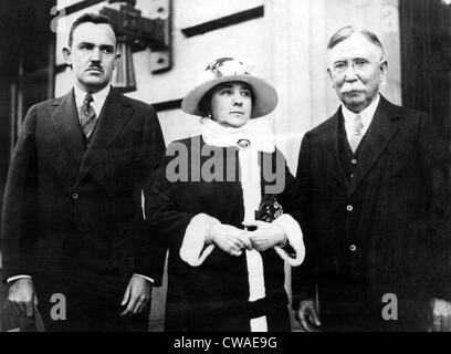 Edward L. Doheny, Jr., Mme Doheny, et Edward L. Doheny, Sr., laissant ...