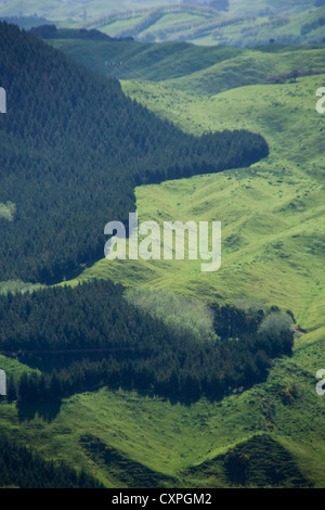 Une vue aérienne de collines verdoyantes et verdoyantes, avec un ...