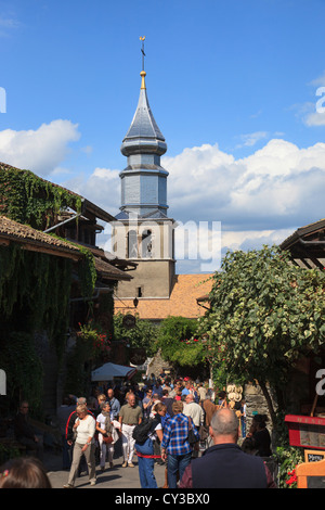 Eglise dans le village médiéval d'Yvoire sur le Lac Léman, France Photo ...