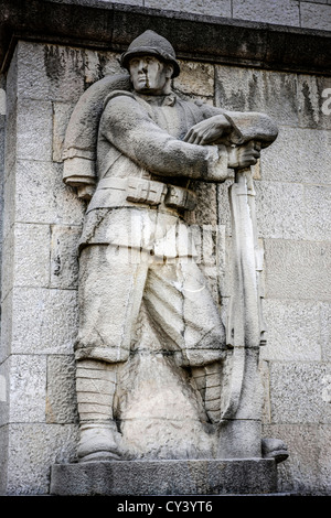 Architecture fasciste et statue à Udine Italie Photo Stock - Alamy