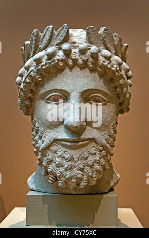 Statue en pierre calcaire de la tête d'un homme barbu avec des ex-voto ...