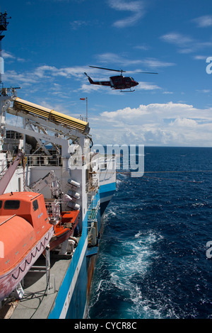 Départ en hélicoptère du navire sismique des CGG Alizé. Déménagement ...