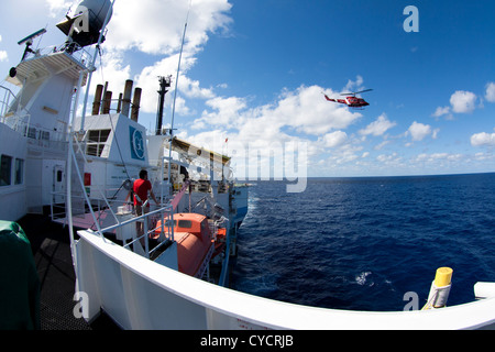 Départ en hélicoptère du navire sismique des CGG Alizé. Déménagement ...
