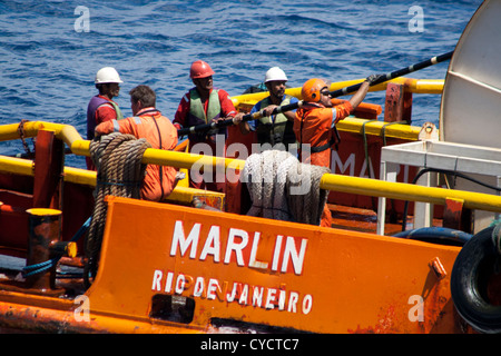 Un câble sismique spooling travailleurs sur le pont du bateau Marlin ...