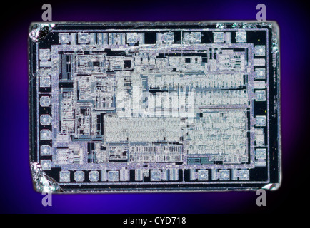 Photo macro d'une puce de silicium, circuit intégré, lire écrire ...