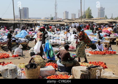 Marché de l'Old-Soweto à Lusaka, Zambie. Gratte-ciel de la ville en ...
