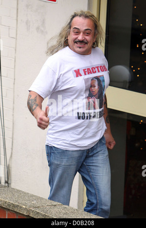 X Factor Wagner rejeter à l'extérieur de la fontaine Carrilho studios ...