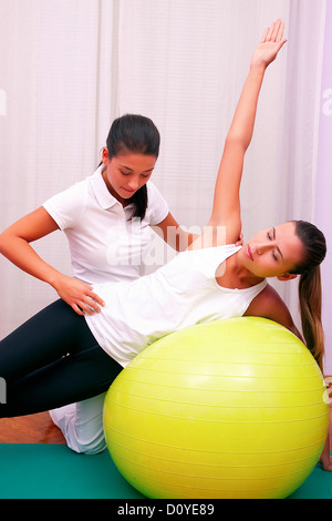 Exercices de physiothérapie avec fitball ballon bobath Photo Stock - Alamy