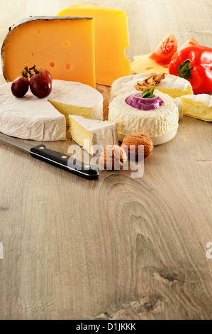 La composition avec différentes sortes de fromage sur la table en bois ...