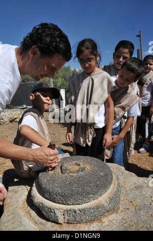 Les enfants font l'expérience de l'utilisation d'une meule manuelle ...