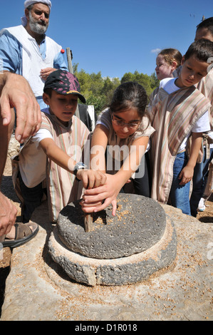Les enfants font l'expérience de l'utilisation d'une meule manuelle ...