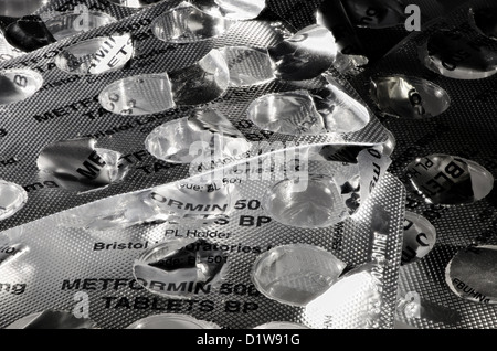 Fort de nurofen comprimés et sur un fond blanc Photo Stock - Alamy
