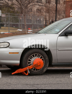 Un coffre de stationnement ou une fixation de roue sur un pneu d'une ...