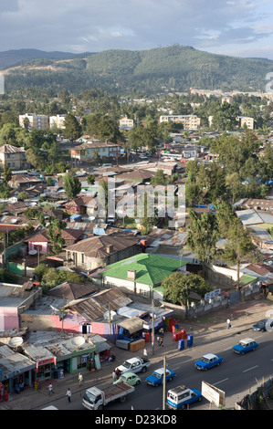 L'Éthiopie, Addis-Abeba, des bâtiments et du trafic à la route de Bole ...